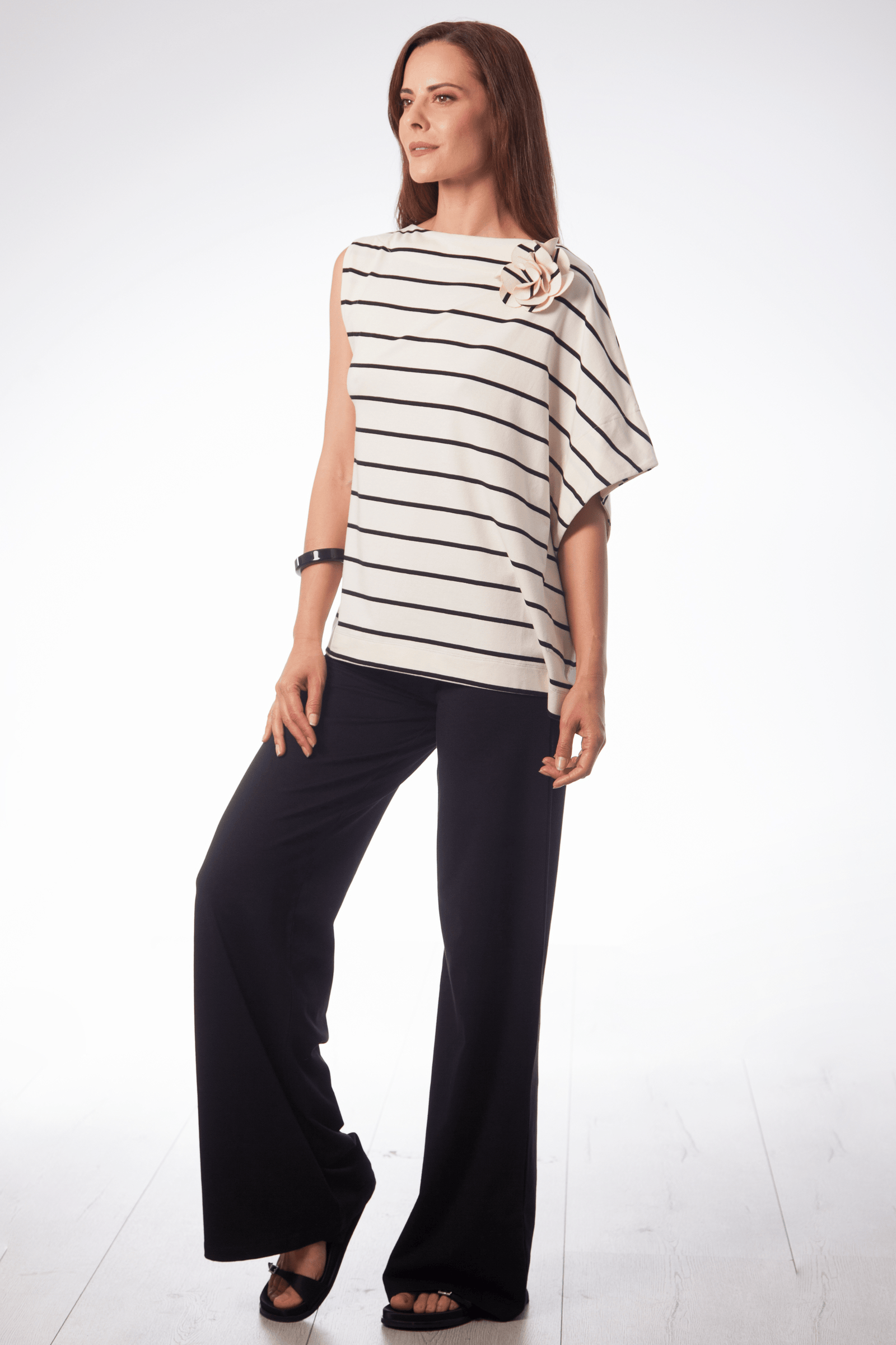 Camiseta blanca rayas asimetrica con flor Lolitas&L